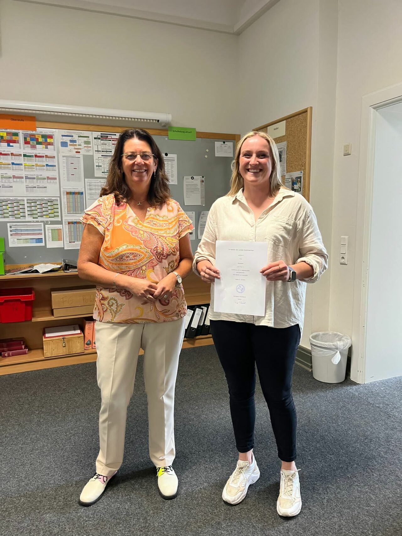 Frau Lisa Platte erhält ihre Urkunde zur Verbeamtung auf Lebenszeit an ...